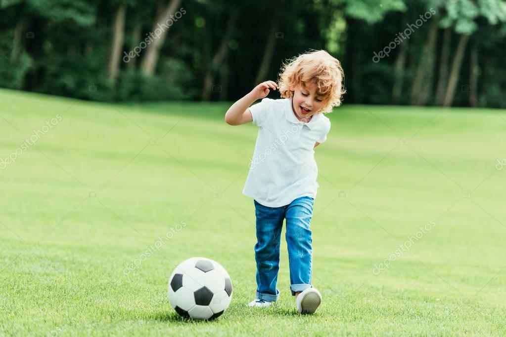 Ni o jugando al f tbol en el parque 2024