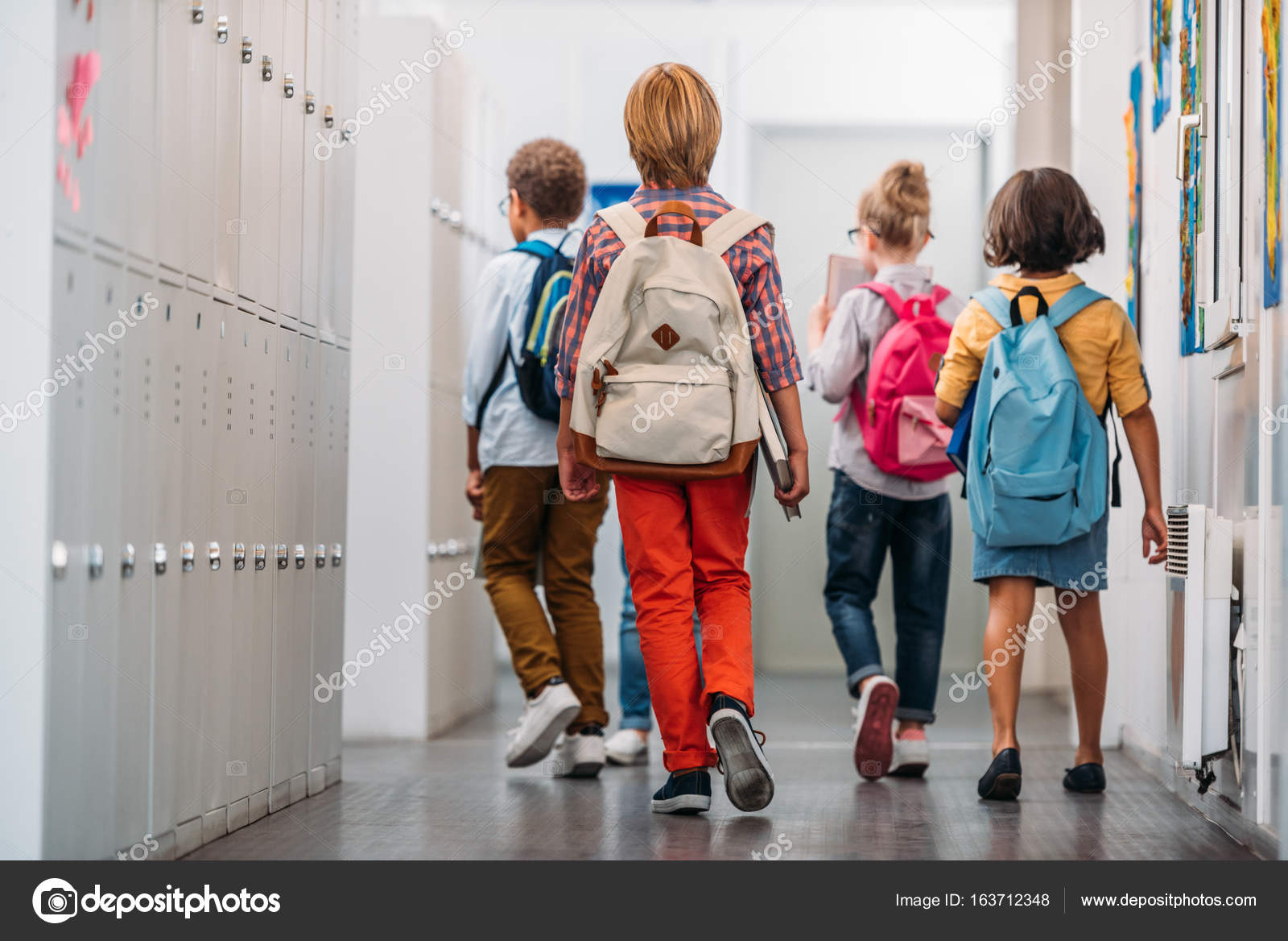 Niños que van a clase: fotografía de stock © ArturVerkhovetskiy ...