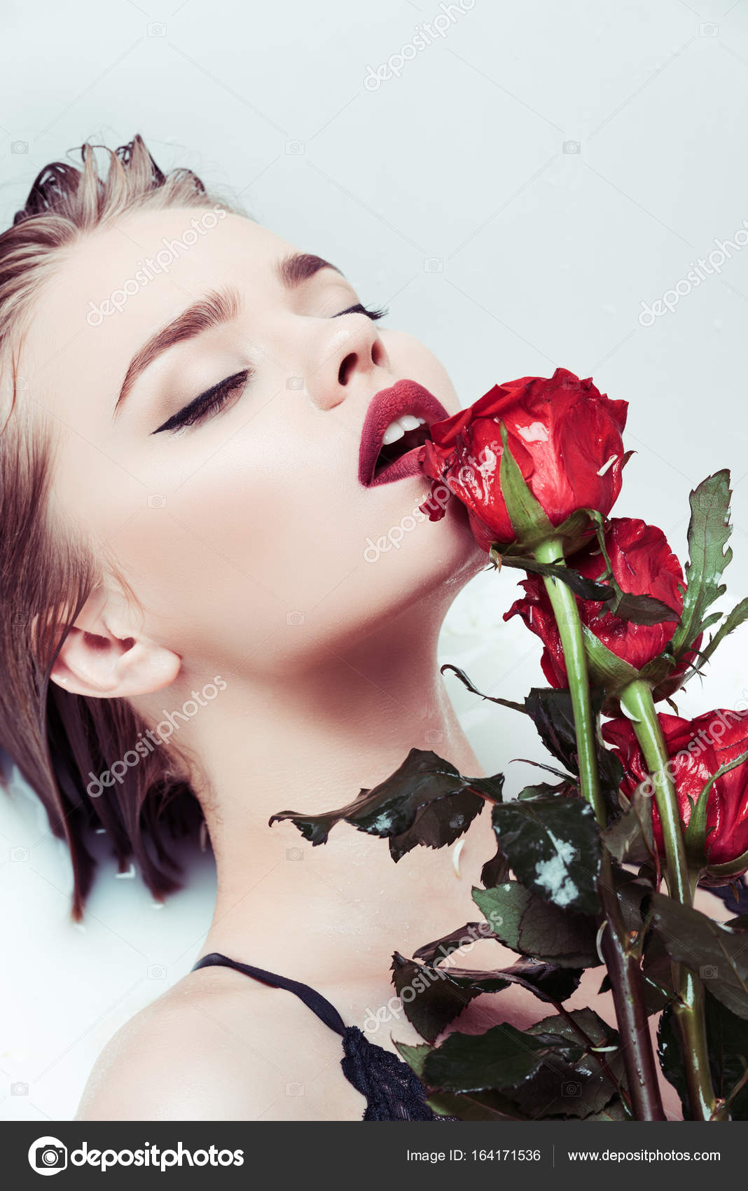 Woman with red roses — Stock Photo © ArturVerkhovetskiy #164171536