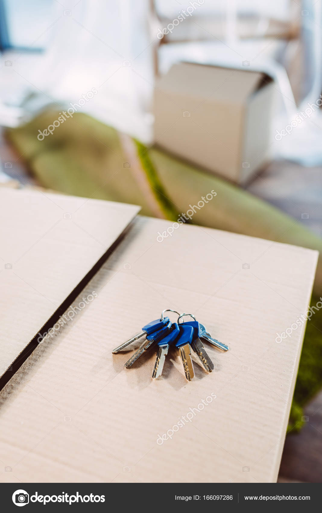 Keys on cardboard box — Stock Photo © ArturVerkhovetskiy #166097286
