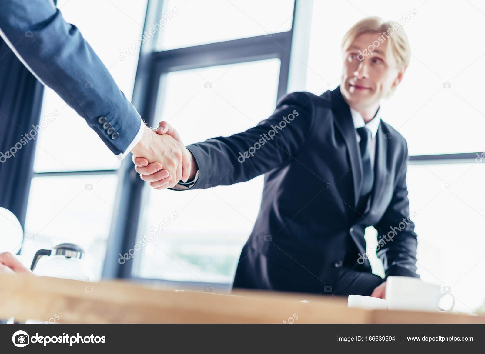 Podnikatelé si podávají ruce — Stock Fotografie © ArturVerkhovetskiy ...