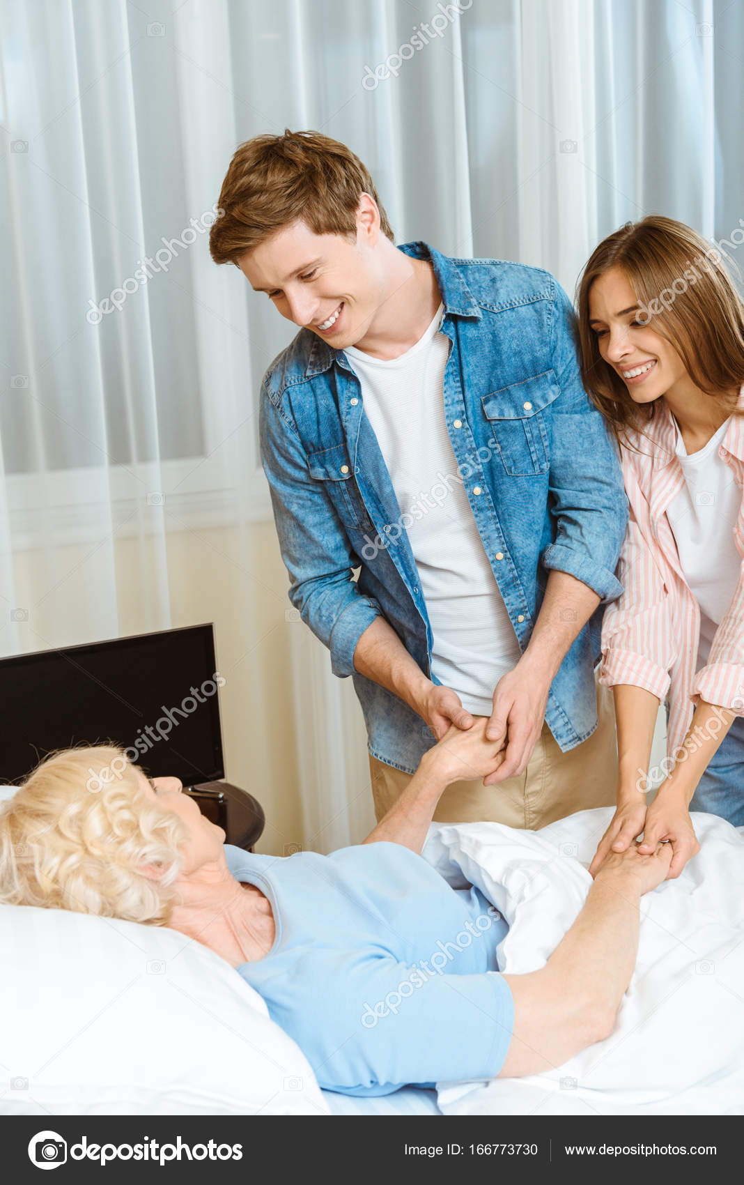 Couple visiting sick senior woman — Stock Photo © ArturVerkhovetskiy ... Couple visiting sick senior woman — Stock Photo © ArturVerkhovetskiy ...