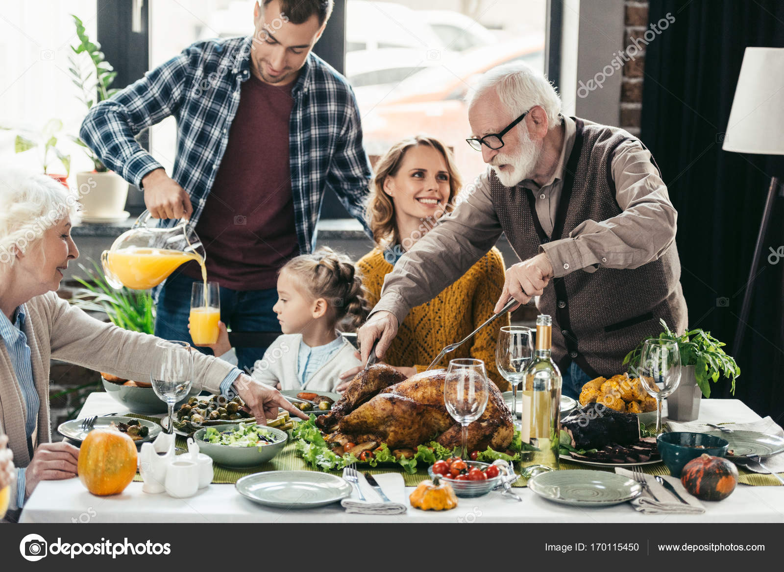 Familia celebrando el Día de Acción de Gracias: fotografía de stock ...