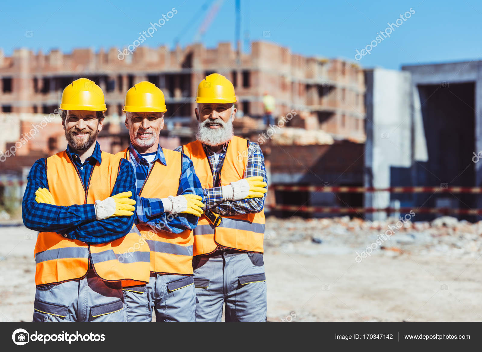 Tres constructores en la obra — Foto de stock #170347142 ...