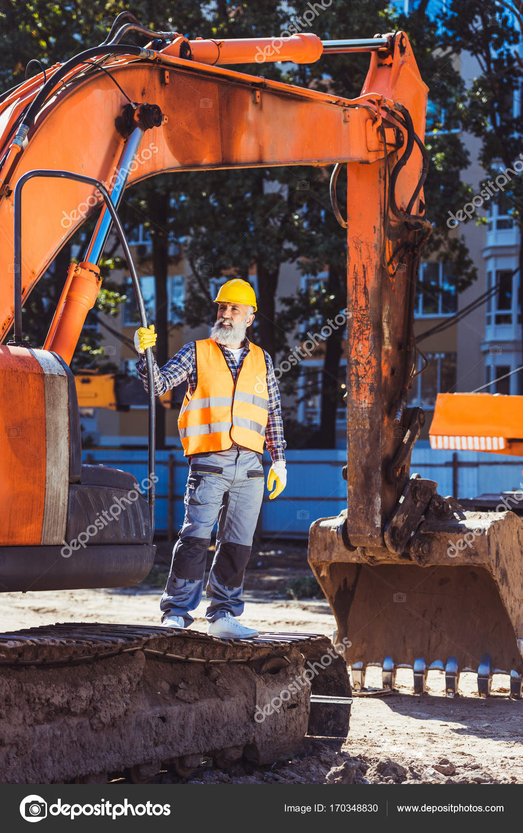 Construction worker posing with excavator — Stock Photo ... Construction worker posing with excavator — Stock Photo ...