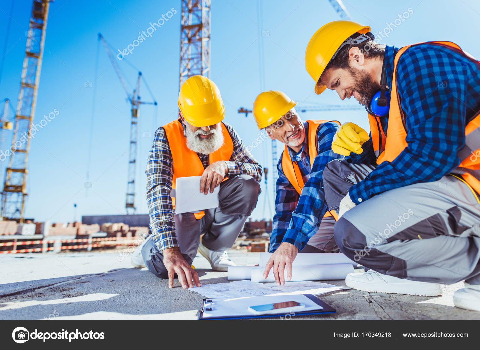 Construction workers discussing building plans — Stock Photo ...
