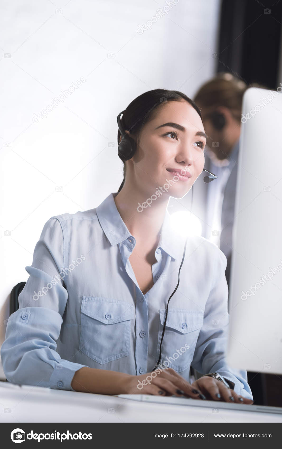 Asian call center operator in headset — Free Stock Photo © ArturVerkhovetskiy #174292928