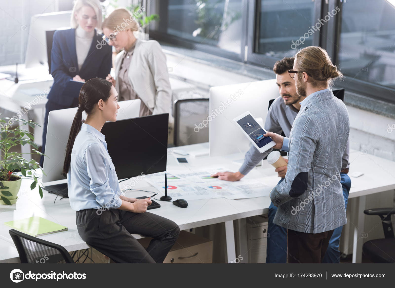 Businesspeople having discussion at workplace — Stock Editorial Photo ...