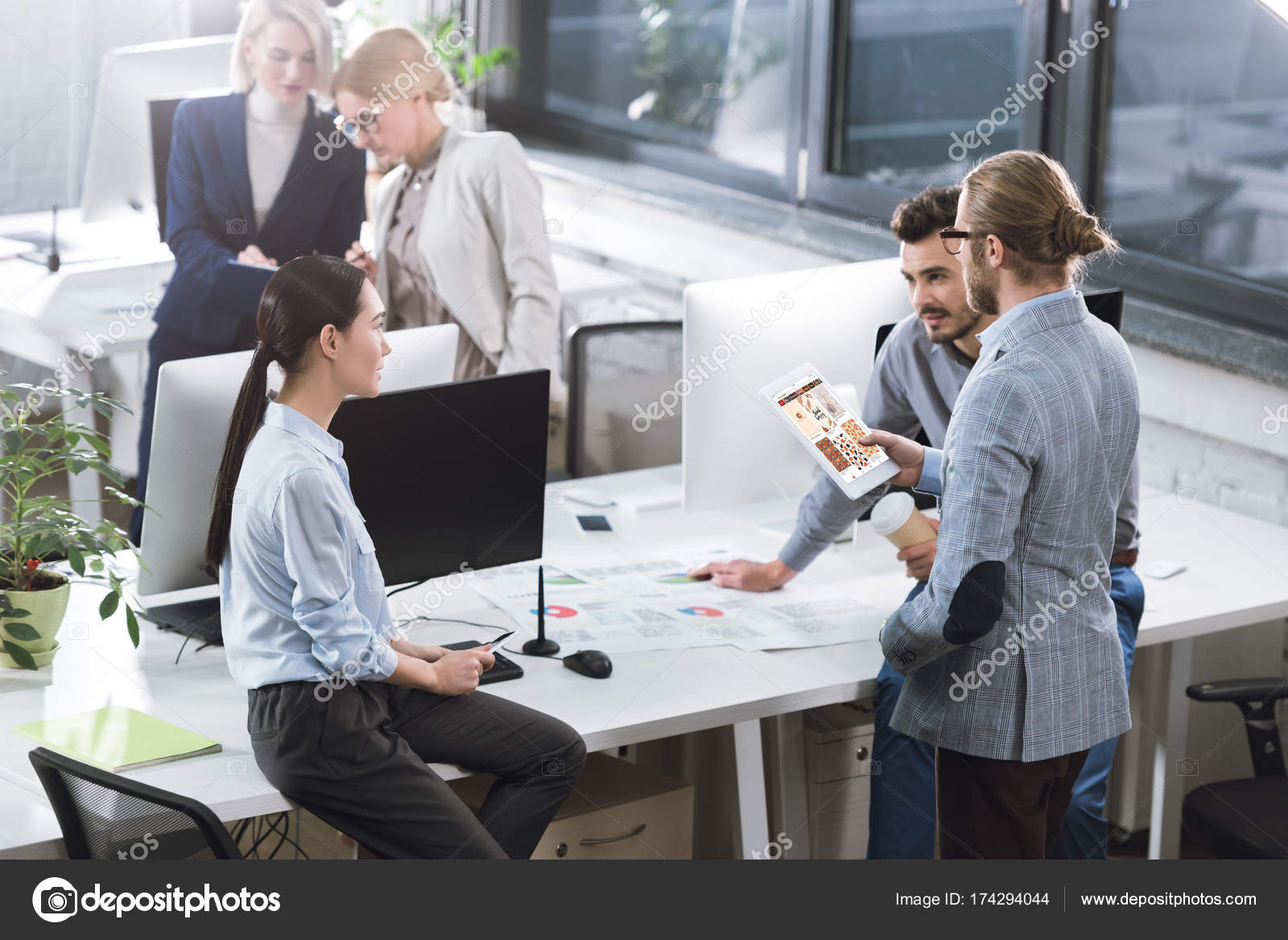 Businesspeople having discussion at workplace – Stock Editorial Photo ...