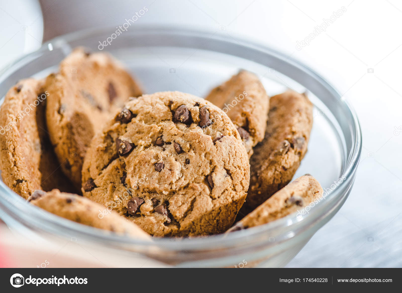 Cookies with chocolate in bowl — Stock Photo © ArturVerkhovetskiy ...