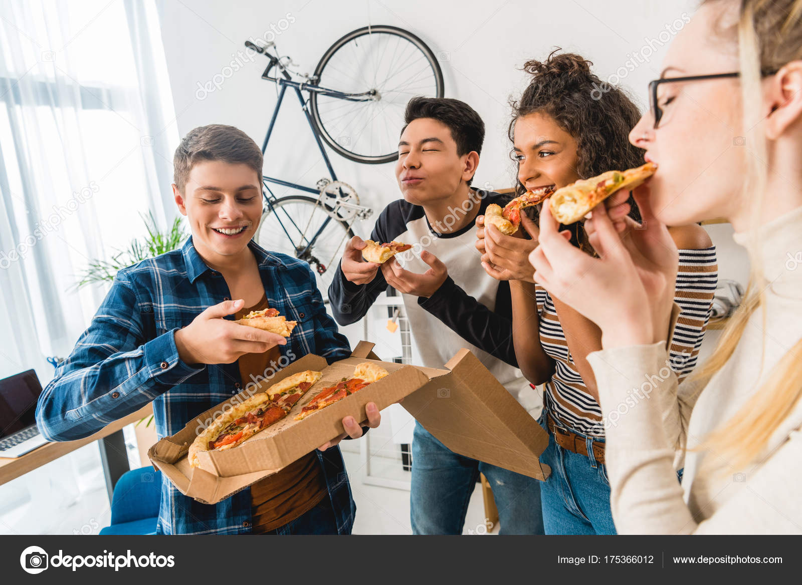 Multicultural Friends Standing Eating Pizza — Stock Photo ...