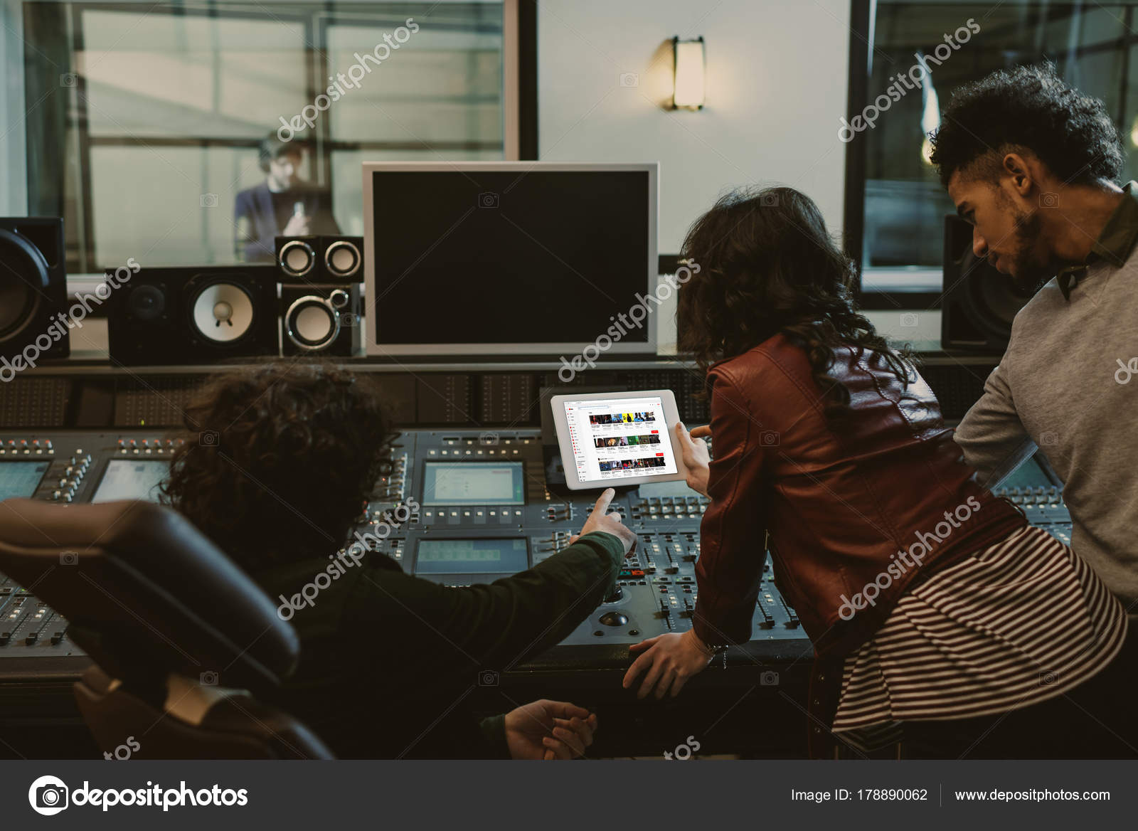 Productores Sonido Utilizando Tableta Juntos Estudio Grabación Con Sitio Web — Foto editorial de ...