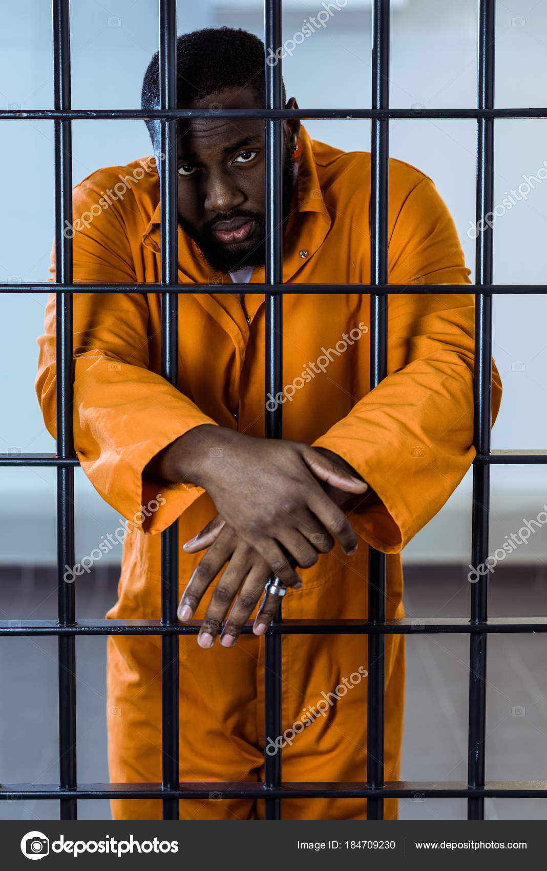 Gevangenen Achter De Tralies Afroamerikaanse Gevangene In Uniforme