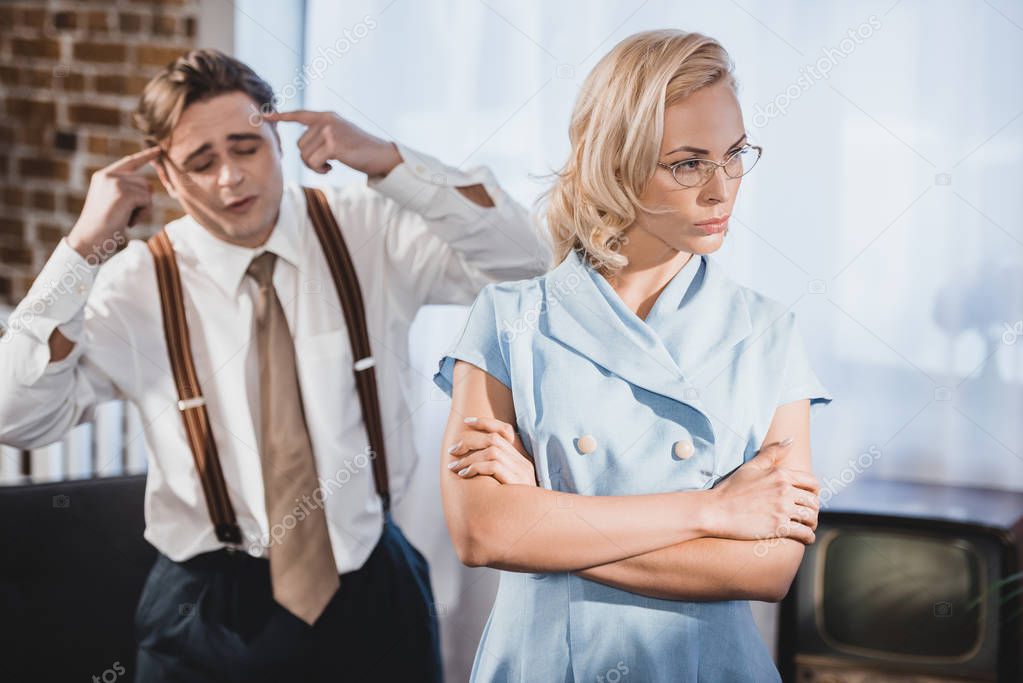 mujer ofendida de pie con los brazos cruzados y mirando hacia otro lado ...