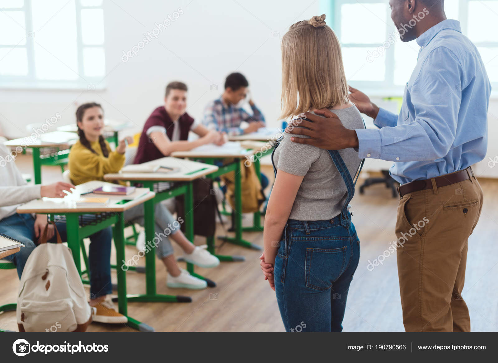 Profesora Afroamericana Presentando Nueva Chica Compañeros Clase ...