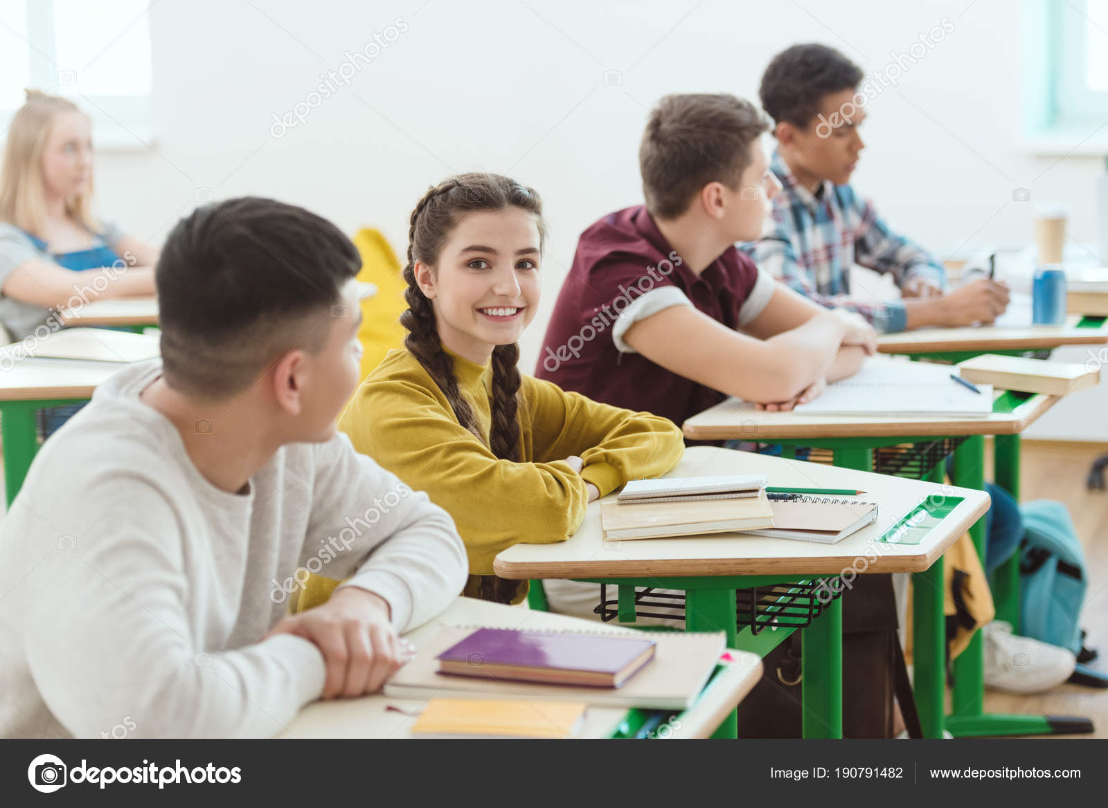 Estudiantes De Secundaria Estudiando En Clase