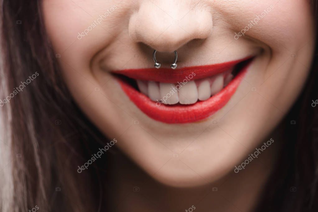 chica con labios rojos y piercing en la nariz 2024
