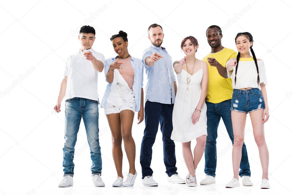 personas multiétnicas apuntando a la cámara 2022