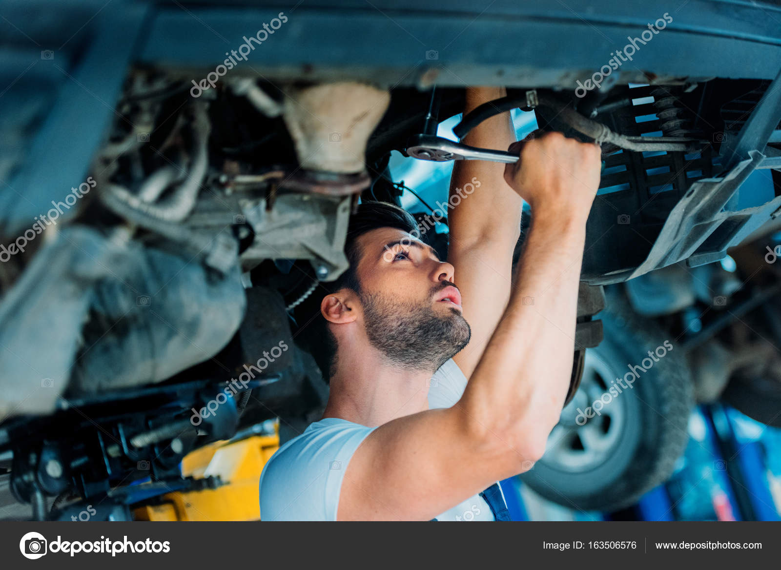 Automechanic working on car — Stock Photo © DmitryPoch #163506576