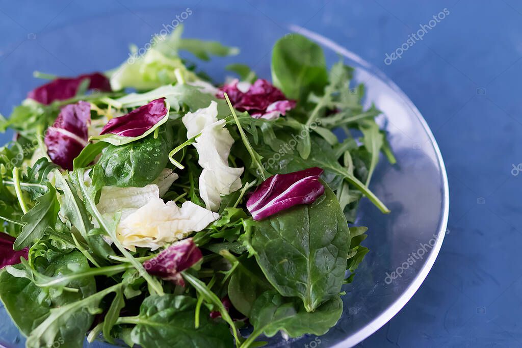 Ensalada de rúcula fresca, espinacas, lechuga iceberg, ensalada de ...