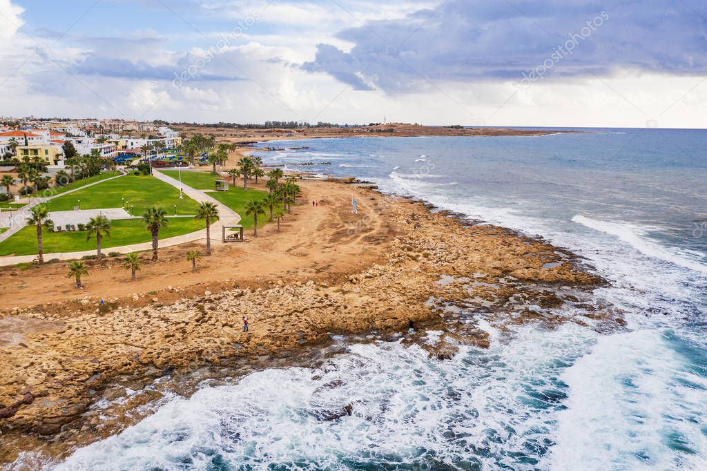 Paphos, Chipre, vista aérea desde el dron de la famosa costa turística 2025
