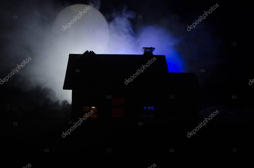 Antigua casa con un Fantasma en la noche a la luz de la luna o Casa de terror embrujada ...