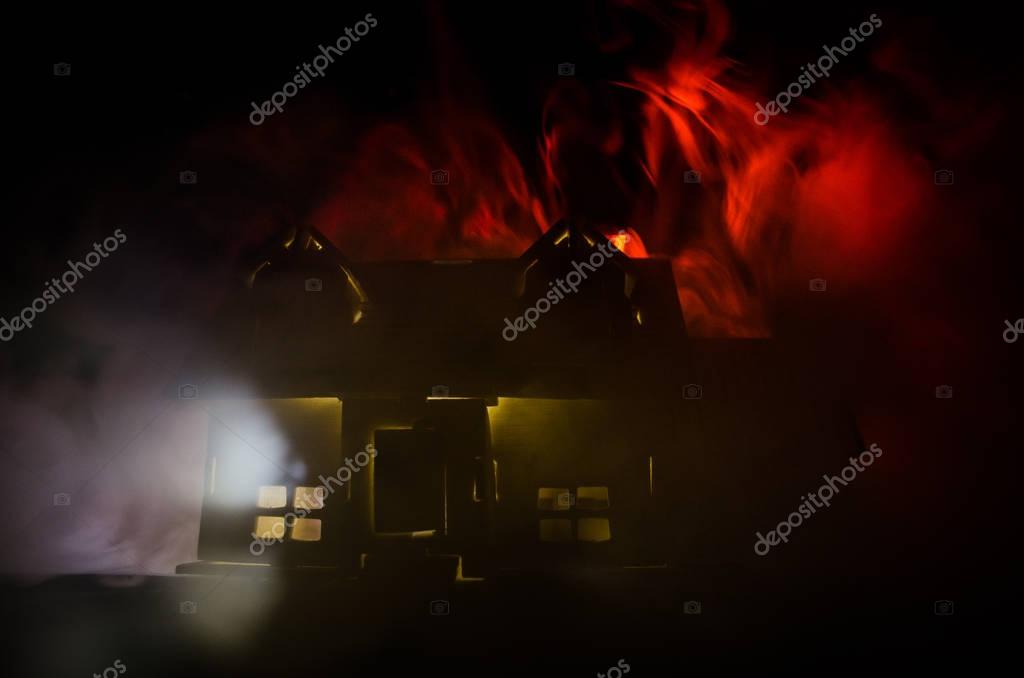 Antigua casa con un Fantasma en la noche a la luz de la luna o Casa de terror embrujada ...