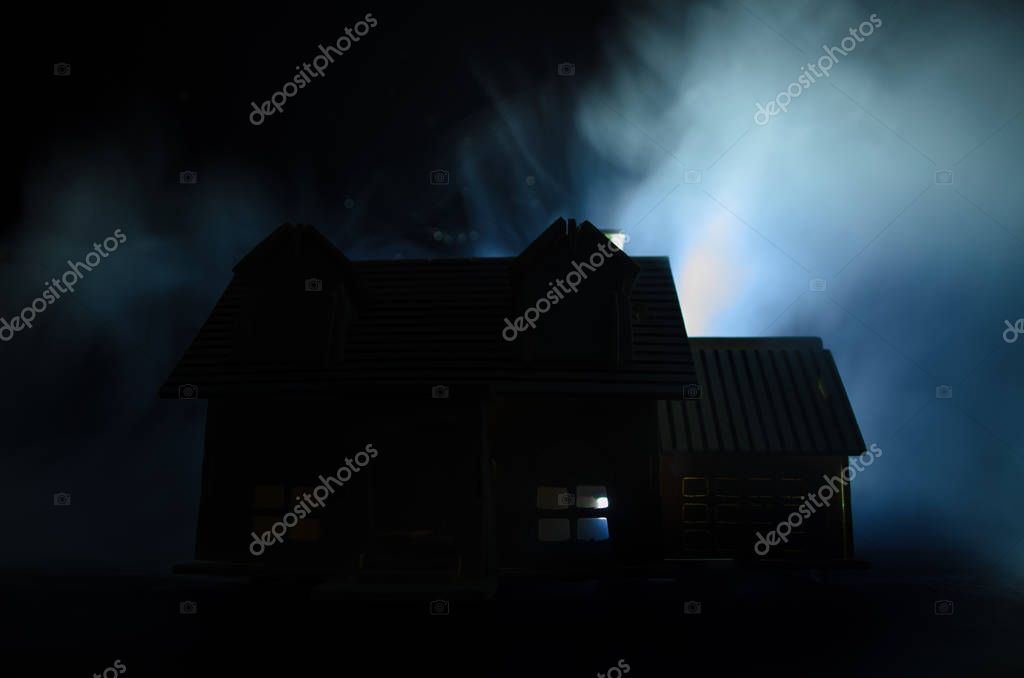 Antigua casa con un Fantasma en la noche a la luz de la luna o Casa de terror embrujada ...