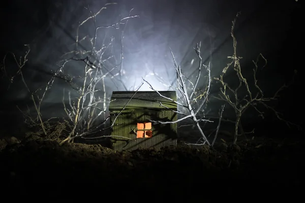 Antigua casa con un Fantasma en el bosque por la noche o Casa de terror embrujada abandonada en ...