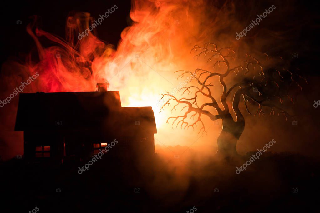 Antigua casa con un Fantasma en la noche con árbol espeluznante o Casa de terror embrujada ...