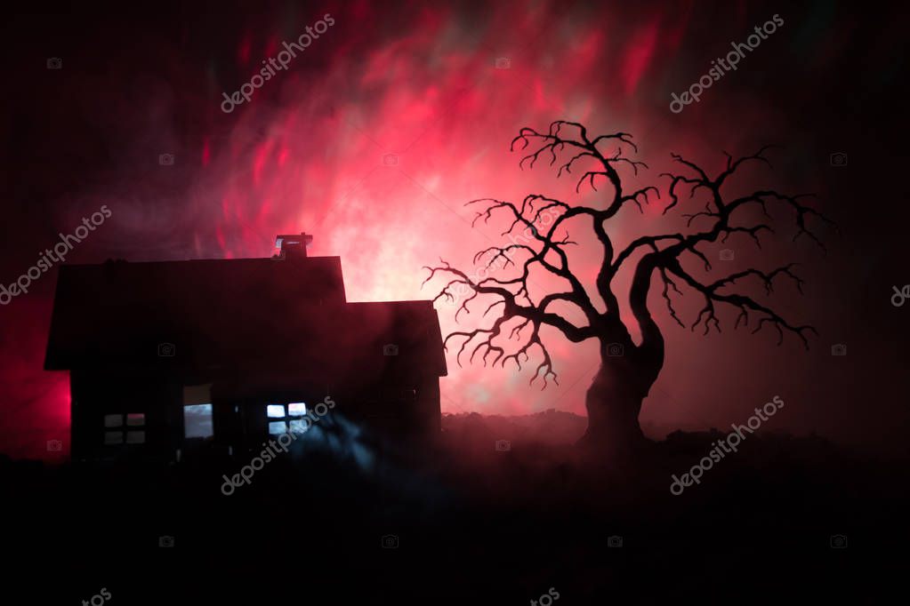 Antigua casa con un Fantasma en la noche con árbol espeluznante o Casa de terror embrujada ...