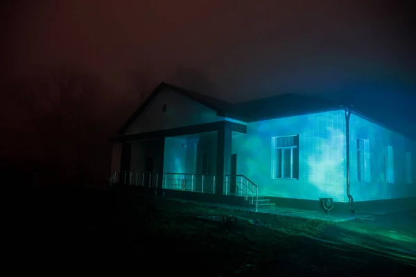 Antigua casa con un Fantasma en el bosque por la noche o Casa de terror embrujada abandonada en ...