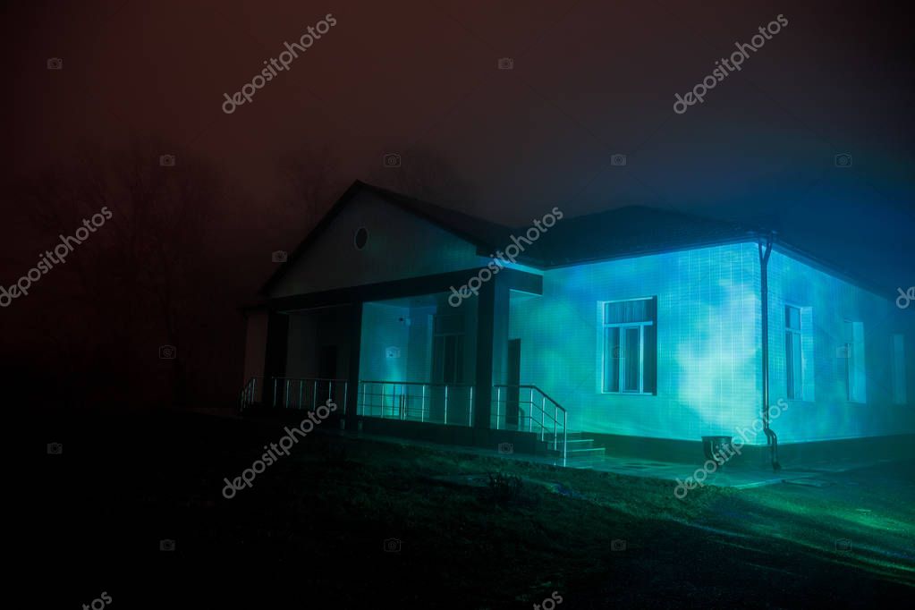 Antigua casa con un Fantasma en el bosque por la noche o Casa de terror embrujada abandonada en ...