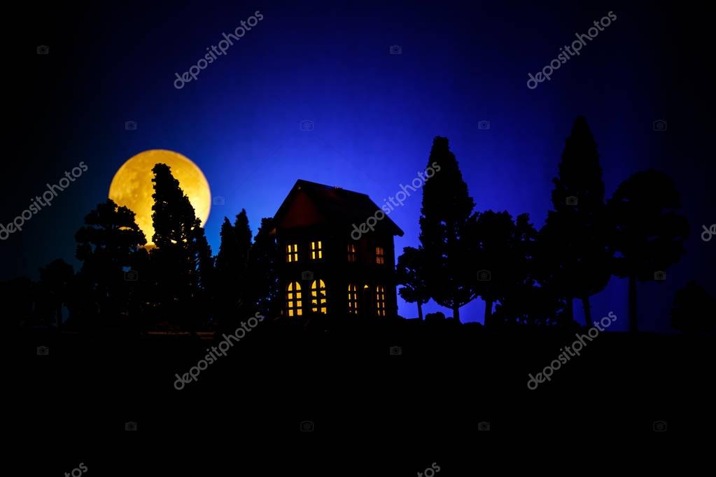 Antigua casa con un Fantasma en el bosque por la noche o Casa de terror embrujada abandonada en ...