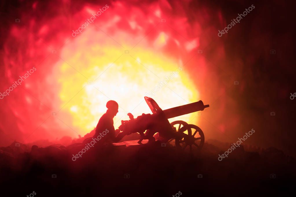 Hombre con ametralladora por la noche, fondo de explosión de fuego o ...