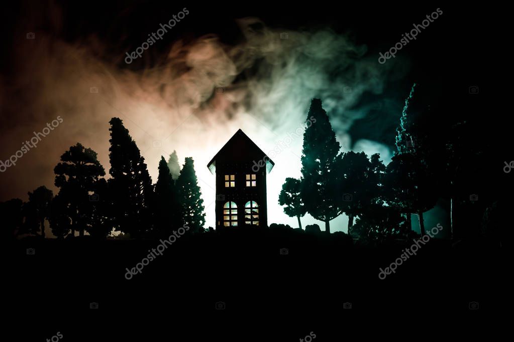 Antigua casa con un Fantasma en el bosque por la noche o Casa de terror embrujada abandonada en ...