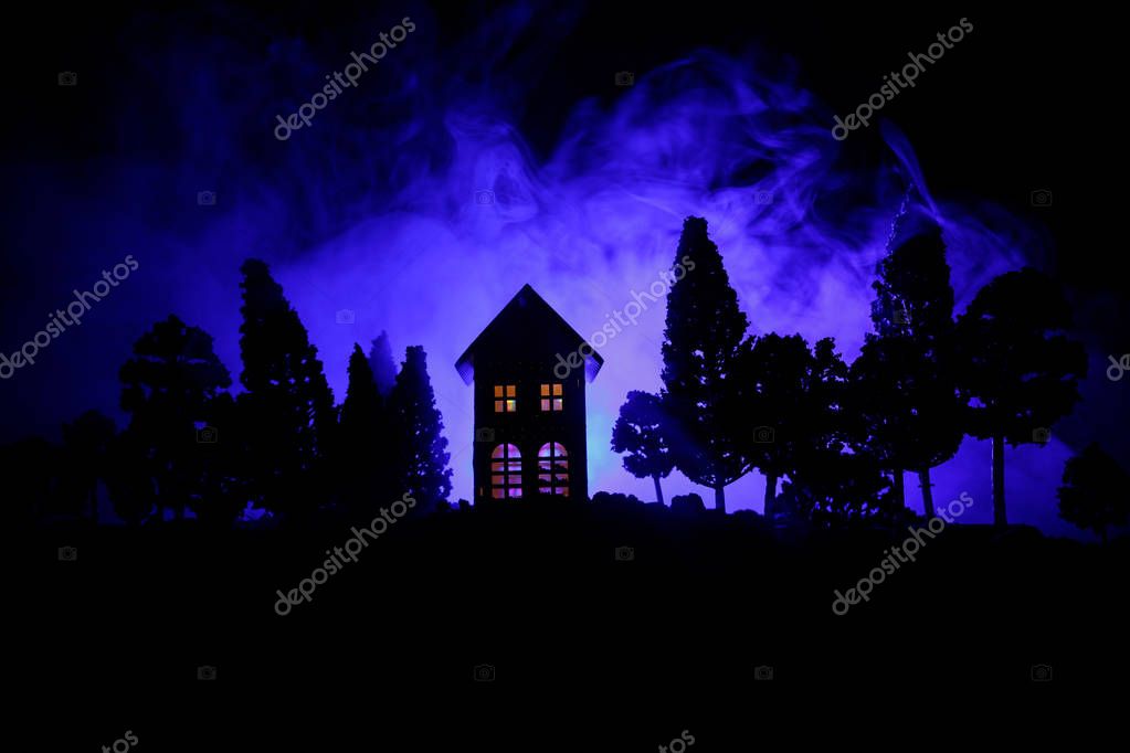 Antigua casa con un Fantasma en el bosque por la noche o Casa de terror embrujada abandonada en ...