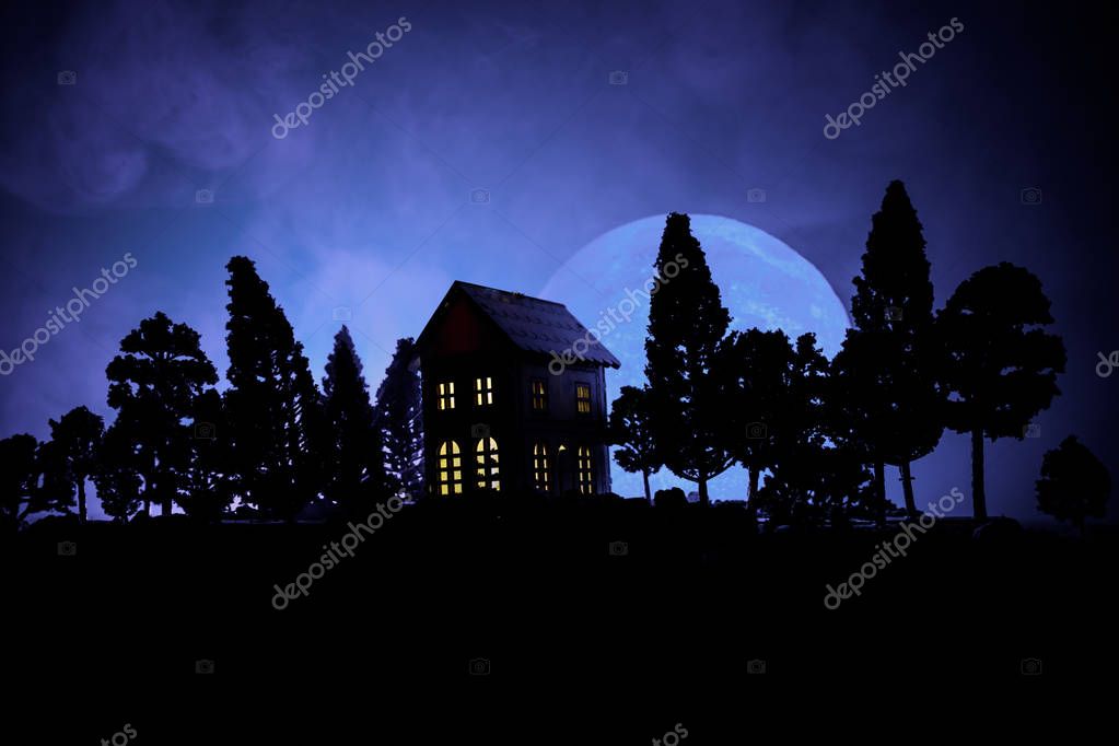 Antigua casa con un Fantasma en el bosque por la noche o Casa de terror embrujada abandonada en ...