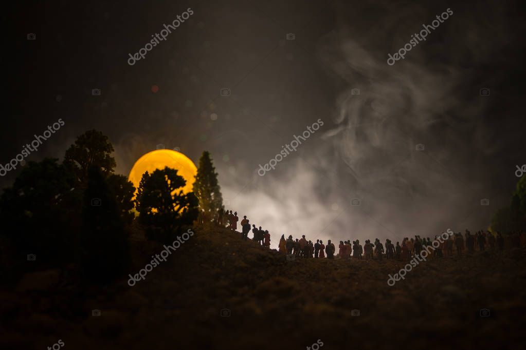 Silueta de una gran multitud de personas en el bosque por la noche ...