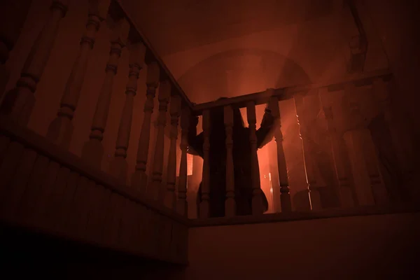 Girl mansion horror Foto Stock, Girl mansion horror Immagini ...