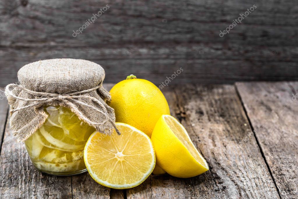 rodajas de limón fresco con azúcar en un frasco de vidrio sobre fondo ...