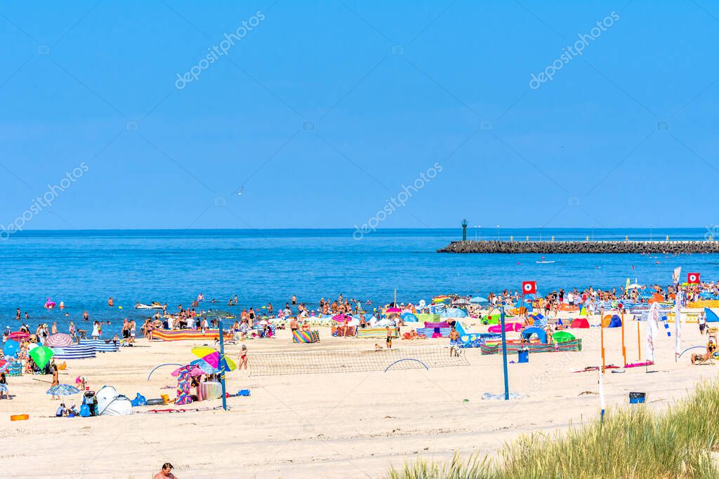 LEBA, POLAND - JUNE 30, 2019: Mucha gente en la playa, concepto de ...