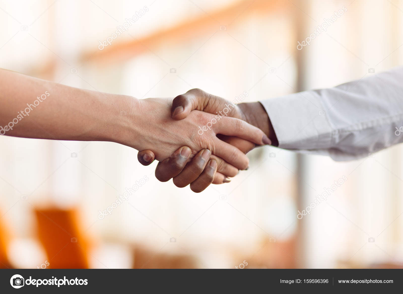 Mensen op het werk: man en vrouw hand schudden op een vergadering — Stockfoto © FS-Stock #159596396