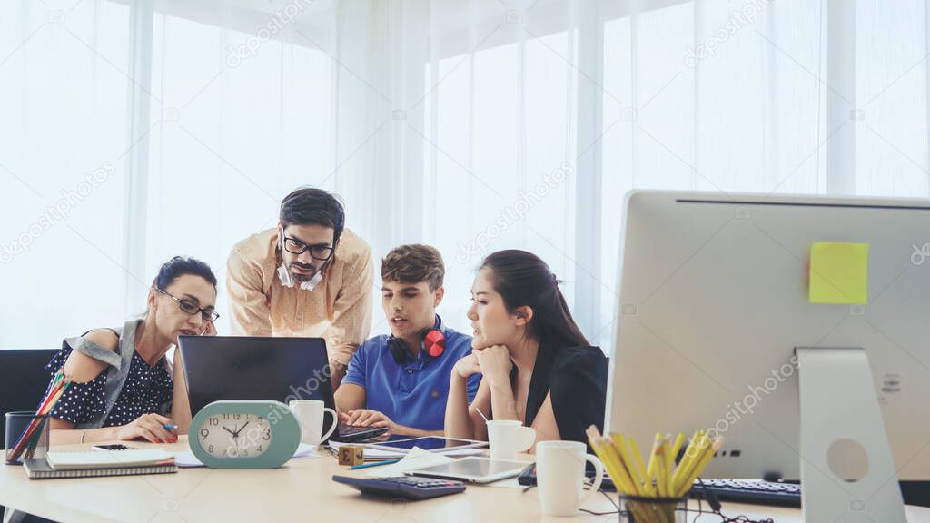 Reunión grupal de creativos empresarios, diseñadores y artistas en el ...