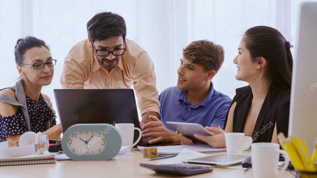 Reunión grupal de creativos empresarios, diseñadores y artistas en el ...