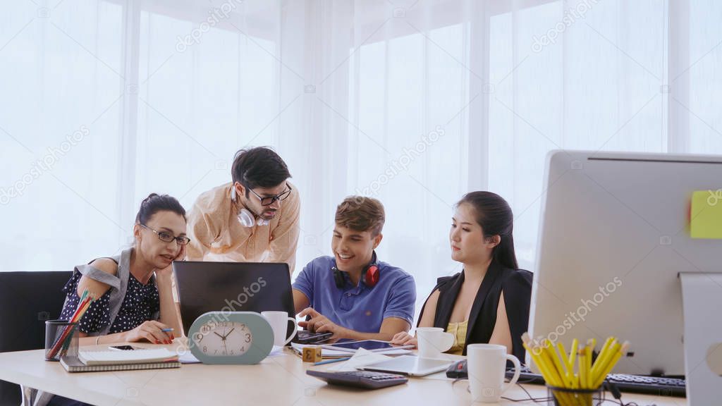 Reunión grupal de creativos empresarios, diseñadores y artistas en el ...