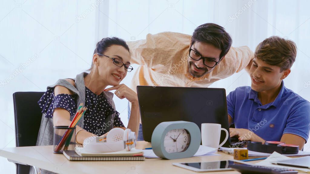 Reunión grupal de creativos empresarios, diseñadores y artistas en el ...