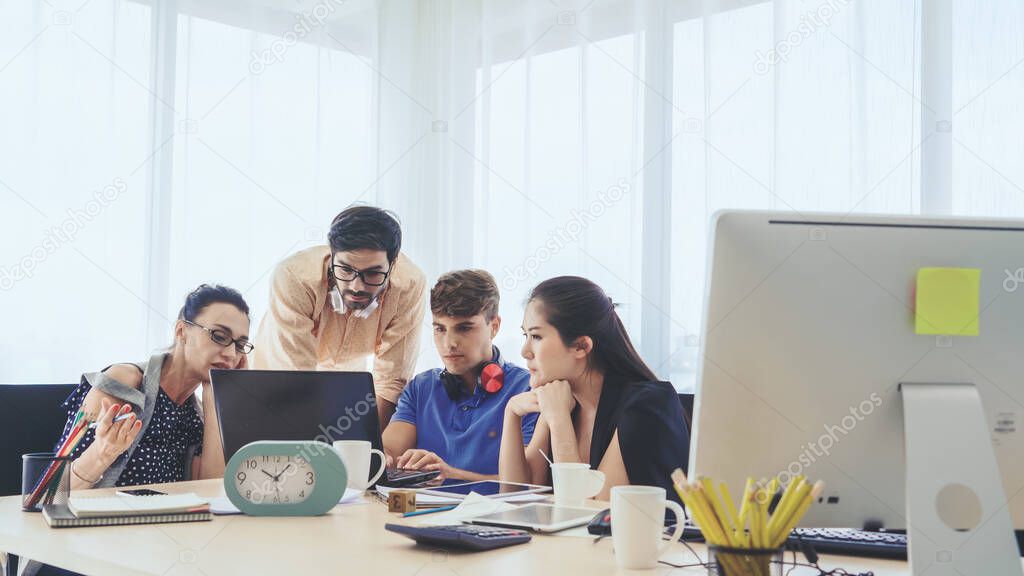 Reunión grupal de creativos empresarios, diseñadores y artistas en el ...