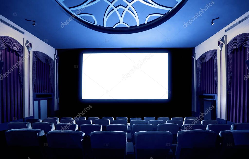 Pantalla de cine frente a filas de asientos en el cine que muestra la ...